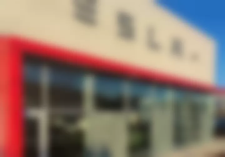 테슬라 일론 머스크에 대한 반발로 인한 기물 파손과 시위에 직면 미주은 미국주식으로 은퇴하기